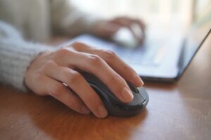 テレワークでマウスを自動で動かすには鏡？サボりと思われない方法を検証！ | あれこれ調査隊